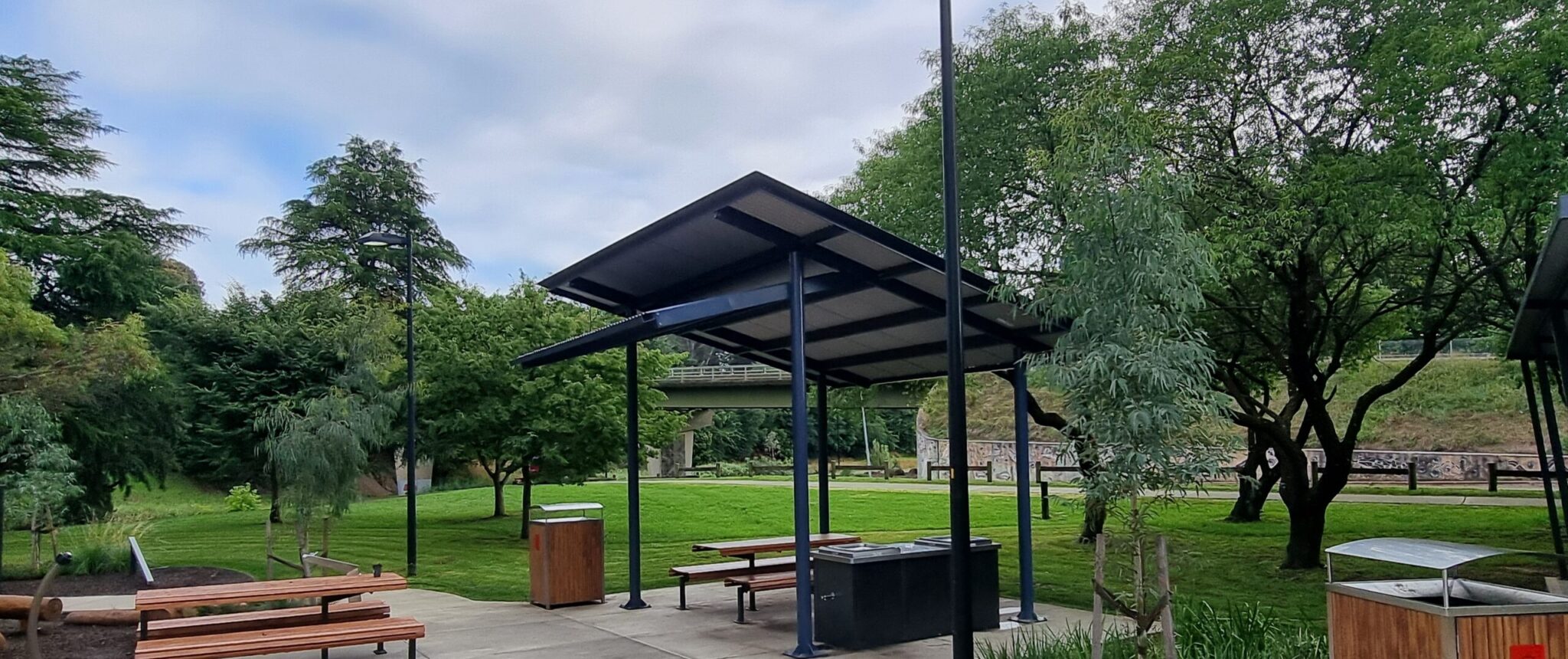 Riverbank Park - StraBe